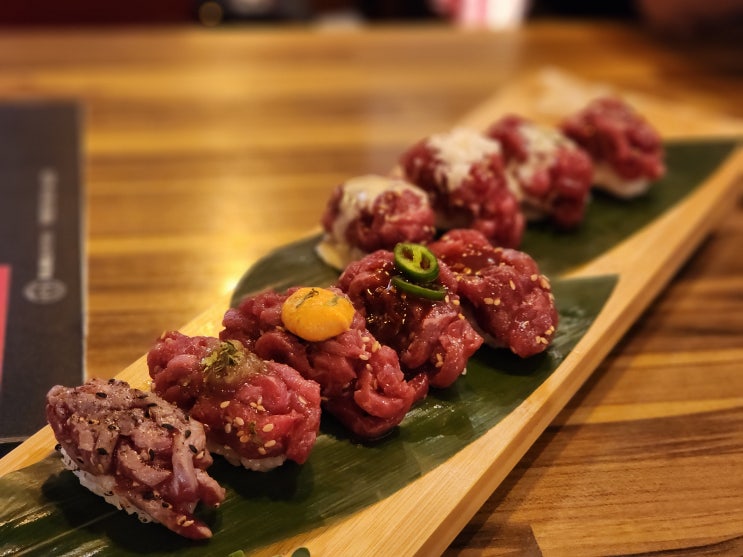 신논현 맛집 육회 잔뜩 배부르게 먹고 싶을 때는 김천재의육회반한연어 신논현점 네이버 블로그