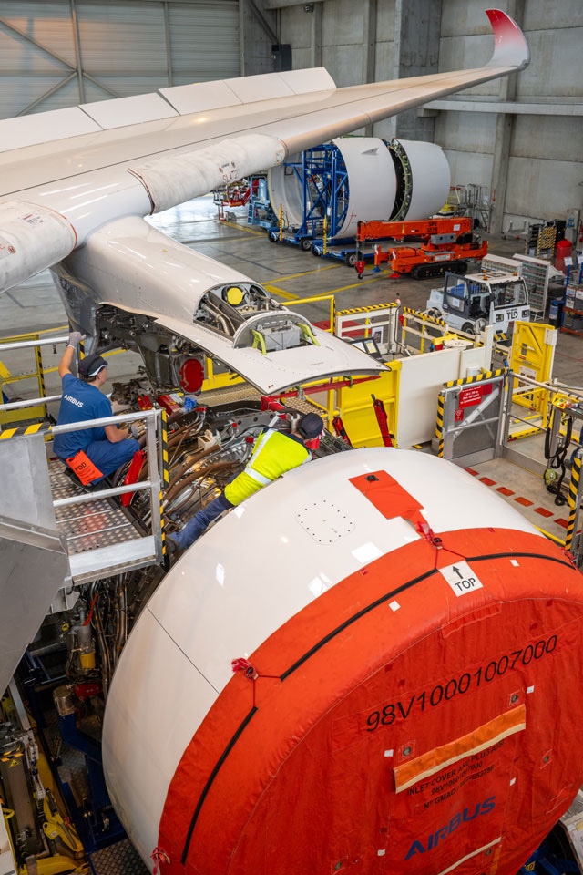 [항공 뉴스] 일본항공 에어버스 A350-1000 엔진 기체 장착 공개 / JAL A350-1000、エンジンを機体に取付 最新写真 ...