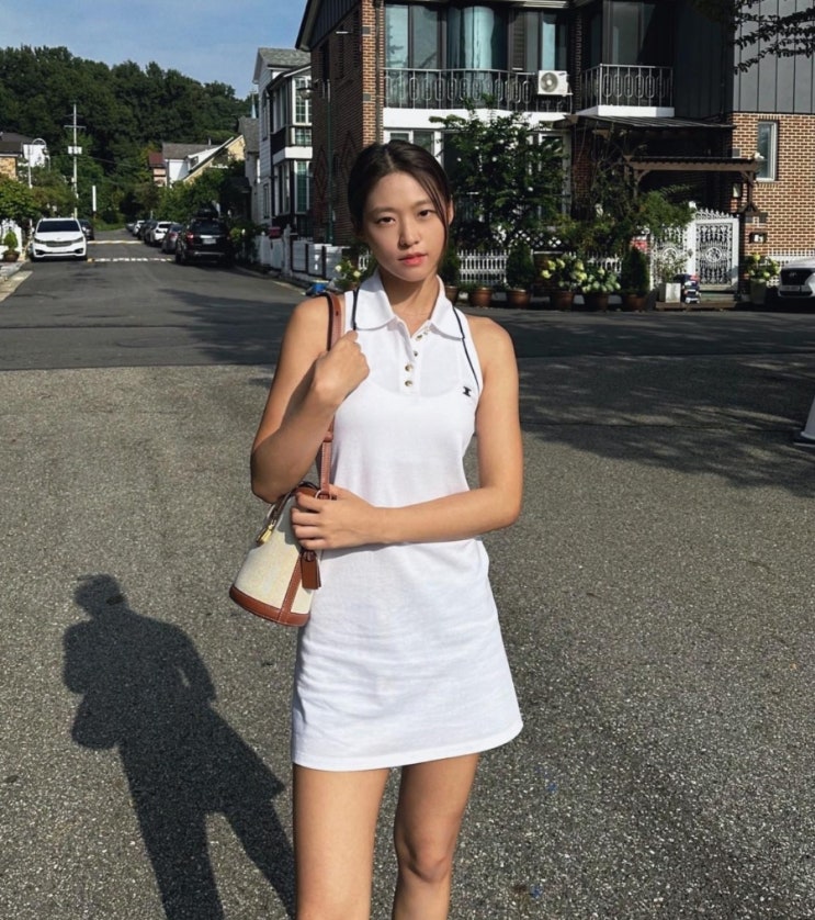 설현 인스타그램 사복패션 속 착용제품 정보 셀린느 트리옹프 미니 폴로 드레스 및 조이그라이슨 세렌디피티 버켓백 스몰 캔버스