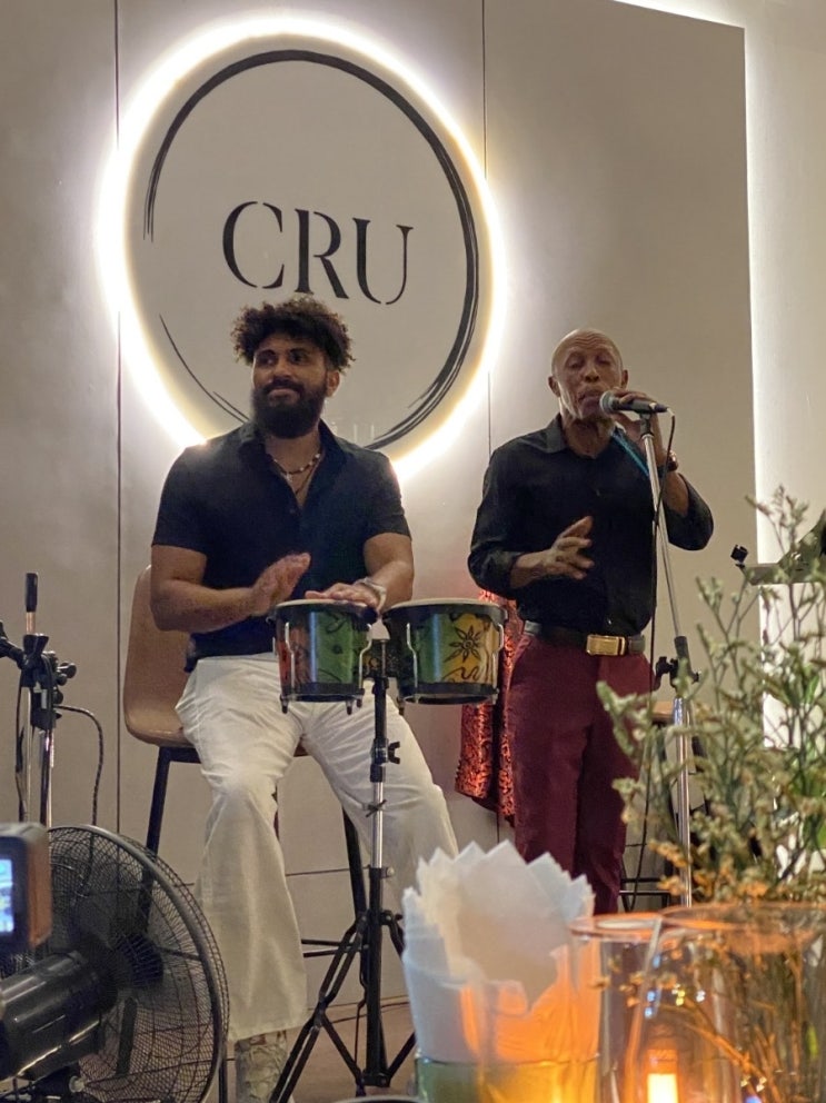 끄라비 라이브바 CRU Kitchen & Bar.와인과 멋진 공연 : 네이버 블로그