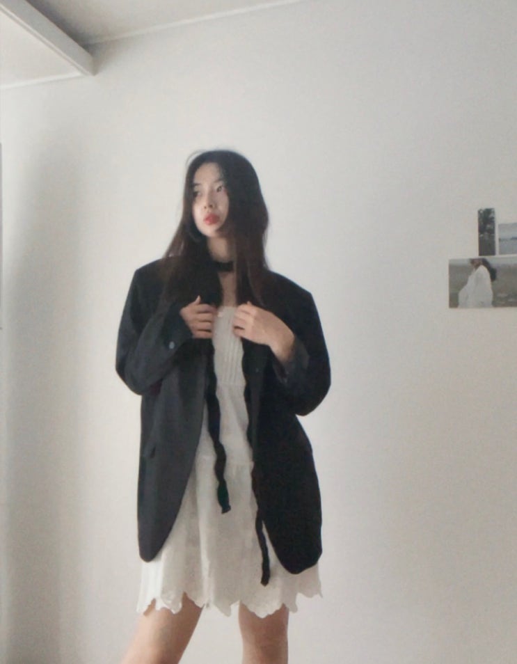 여자가을코디 한소희패션 화이트 나시 원피스 블랙스카프 코디룩 네이버 블로그
