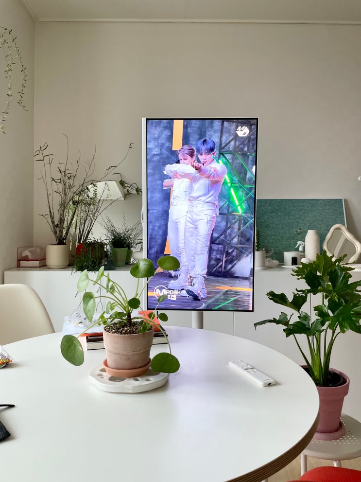 세븐틴 크게 보려고 산 삼탠바이미 삼성 스마트 모니터 M7 32인치 화이트 카멜 마운트 이동식 스탠드 모니터 틱틱
