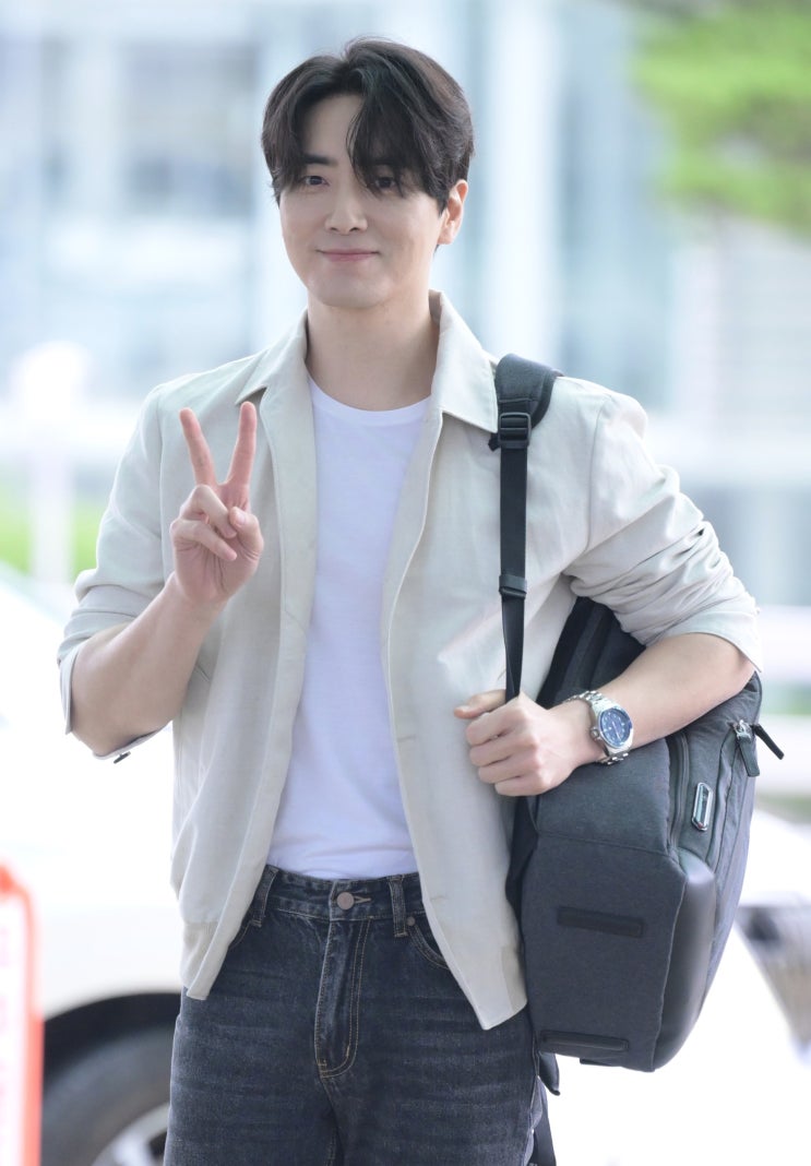 이준혁 연예인 공항 패션 가방 시계는 빅토리녹스 직장인 남자 백팩 손목시계로 추천해 네이버 블로그