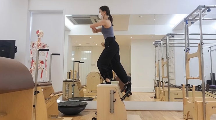 힙업 운동의 최강자 체어로 하는 런지lunge 동작 배워보기 부산대필라테스장전동필라테스필라테스숲 네이버 블로그