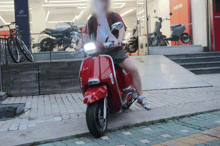 편리한 이동 수단이 필요하거나 입문용 예쁜 스쿠터가 필요하다면 클래식스쿠터 람브레타v125 레드 신차출고 사람들의 시선을