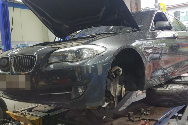 Bmw528i 하체소음 및 브레이크 밟을 때 핸들떨림 어퍼암 브레이크패드 교체 디스크 연마작업 전주흡기크리닝전주dpf