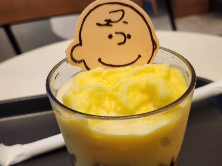 투썸플레이스 찰리브라운의 바나나 초콜릿 프라페 리뷰 가격 6500원 450칼로리 맛있게 잘 먹었네요~ 네이버 블로그