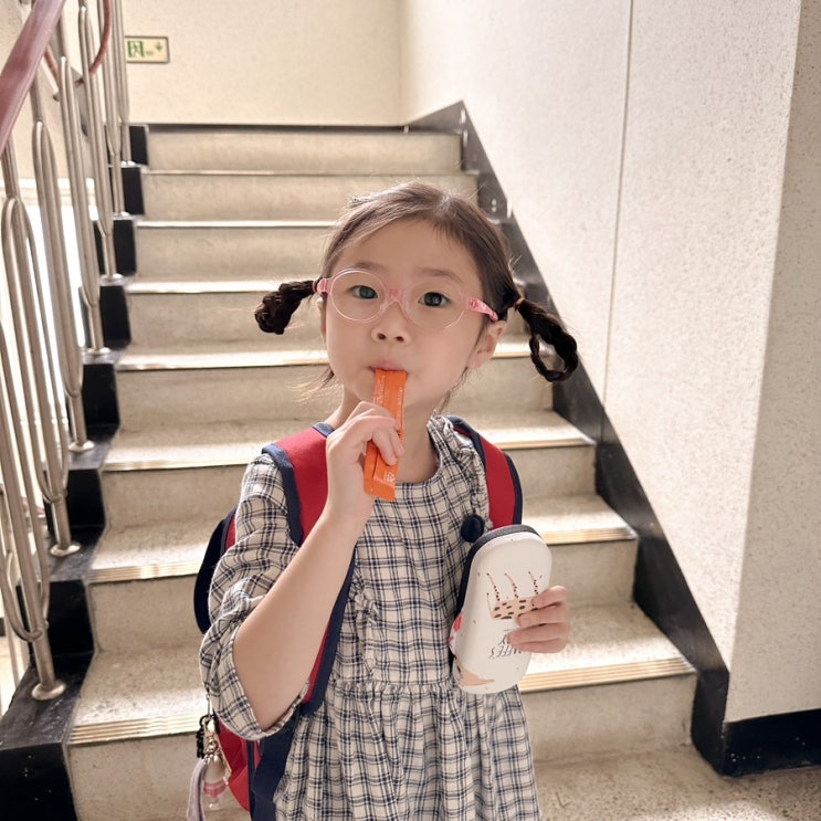 52개월 5세 육아일기 유아 안경 적응 그림 그리기 숙제 바쁘다 바빠 네이버 블로그