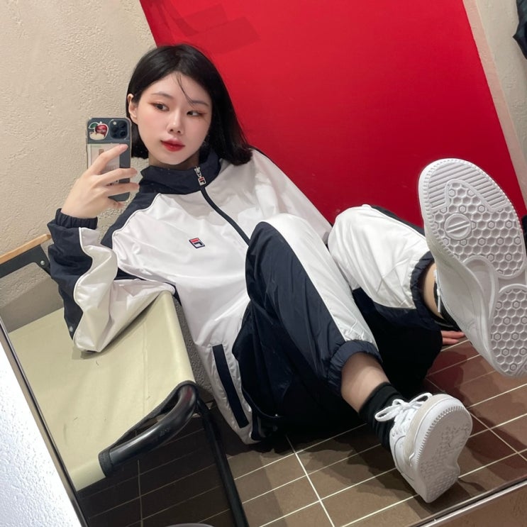 한소희 헤일리 비버 패션 옷 사복 트레이닝 셋업 휠라 매장 네이버 블로그