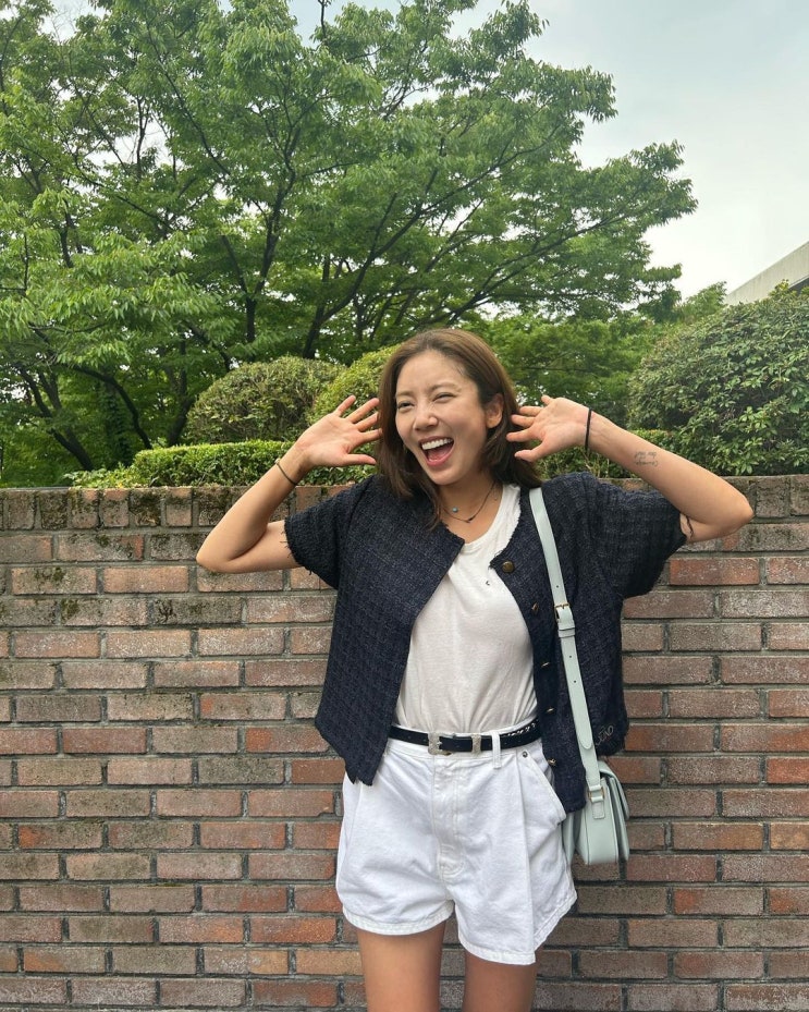 30대 손담비의 명품 여자 데일리백으로 직사각형 모양의 셀린느 트리오페 여성 숄더백 가방 추천 네이버 블로그