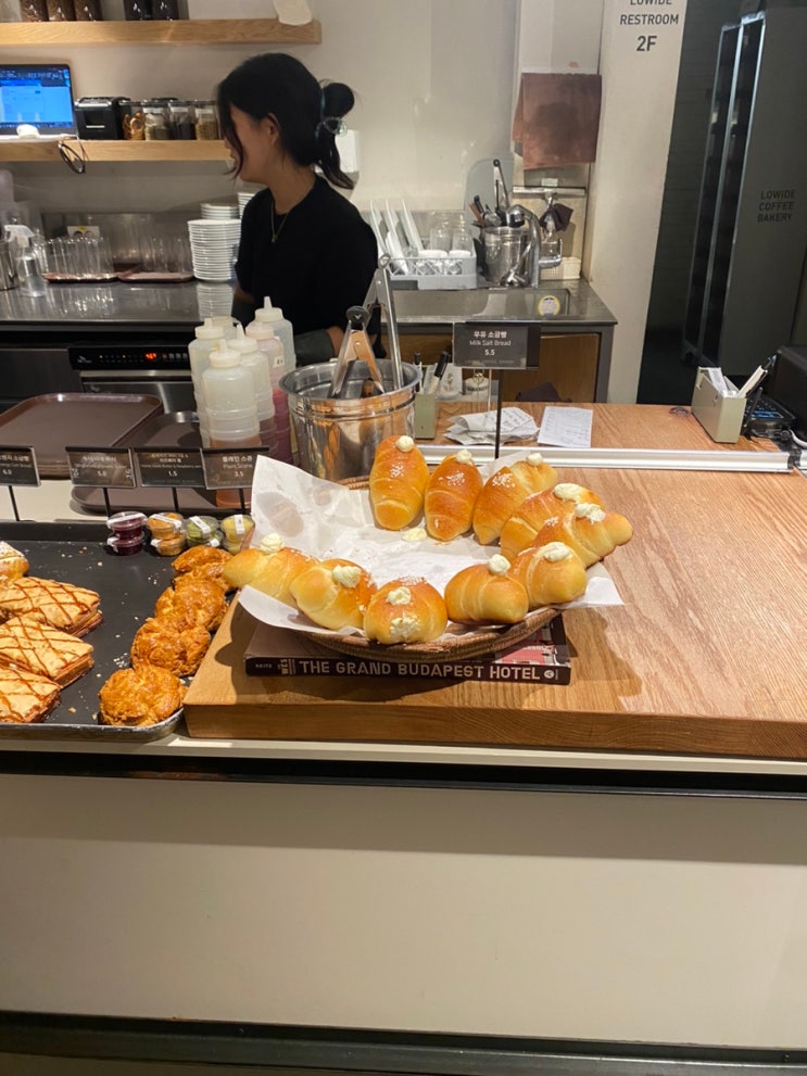 서울숲 핫한 카페 로와이드 lowide_강민경 소금빵 : 네이버 블로그