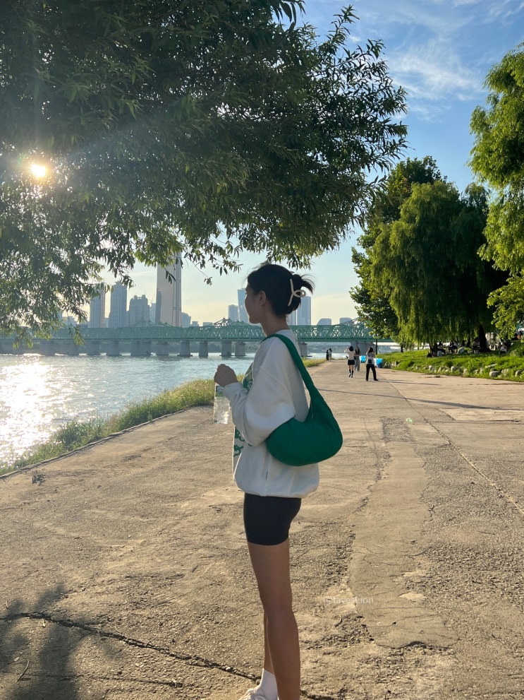 20대 여자 가방 브랜드 엠엘비 호보백 MLB 여성 크로스백 숄더백 미디움 라지 사이즈 비교 : 네이버 블로그