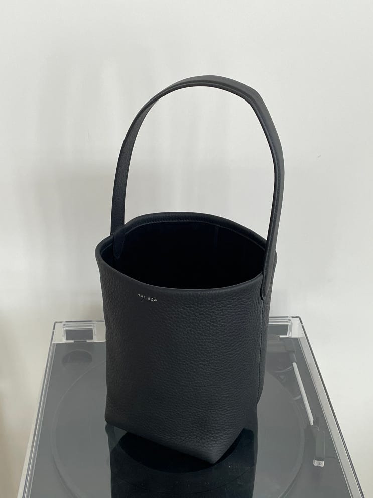 The Row 더로우 파크백 블랙 €1143유로 최저가 직구 찬스 마이테레사 가격 조정 프로모션 90s백 하프문