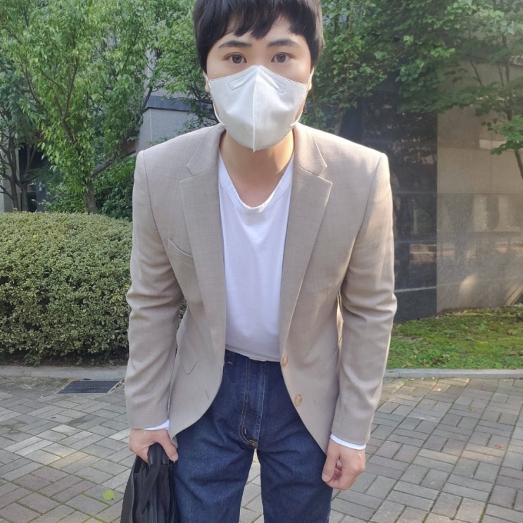 베이지색 아이보리 마이 자켓 남자 코디 30대 비즈니스 캐주얼 오피스룩 출근룩 기본티 청바지 핏 패션 조합 17도 옷차림