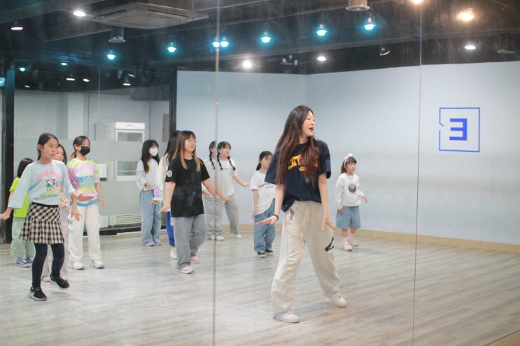 송파댄스학원 이댄스학원 우리 아이 육체 발달 정서 발달에는 키즈 케이팝 수업이 최고랍니다~ 이댄스학원에서 함께하세요
