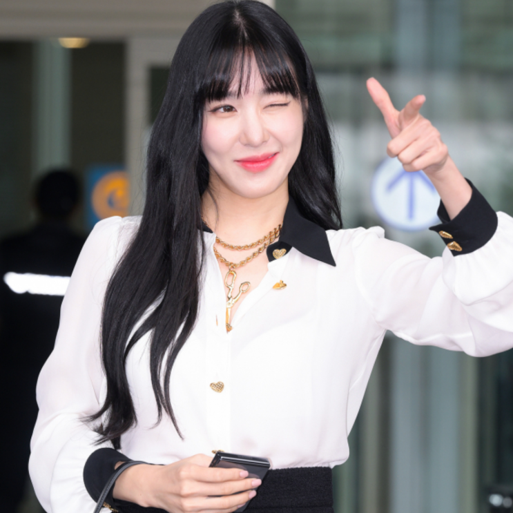 티파니 착용 공항패션 시스루 여자 흰셔츠 코디 브랜드 모스키노 정보 네이버 블로그