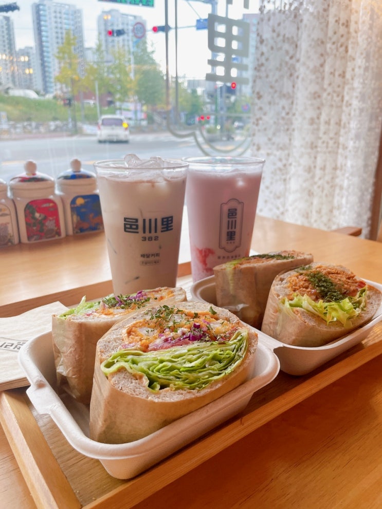 울산 성남동 카페 읍천리382 울산성남동 카페 간단한 한 끼 해결 하기 좋은 읍천리 샌드위치맛집 복고느낌 샐러드 와플 디저트