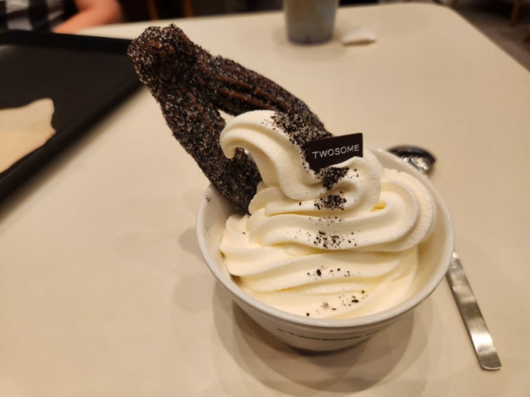 투썸플레이스 아이스크림 츄러스 리뷰 가격 6500원 칼로리 565킬로칼로리 양이 적당히 많아서 빙수처럼 먹기 편하고 맛있네요