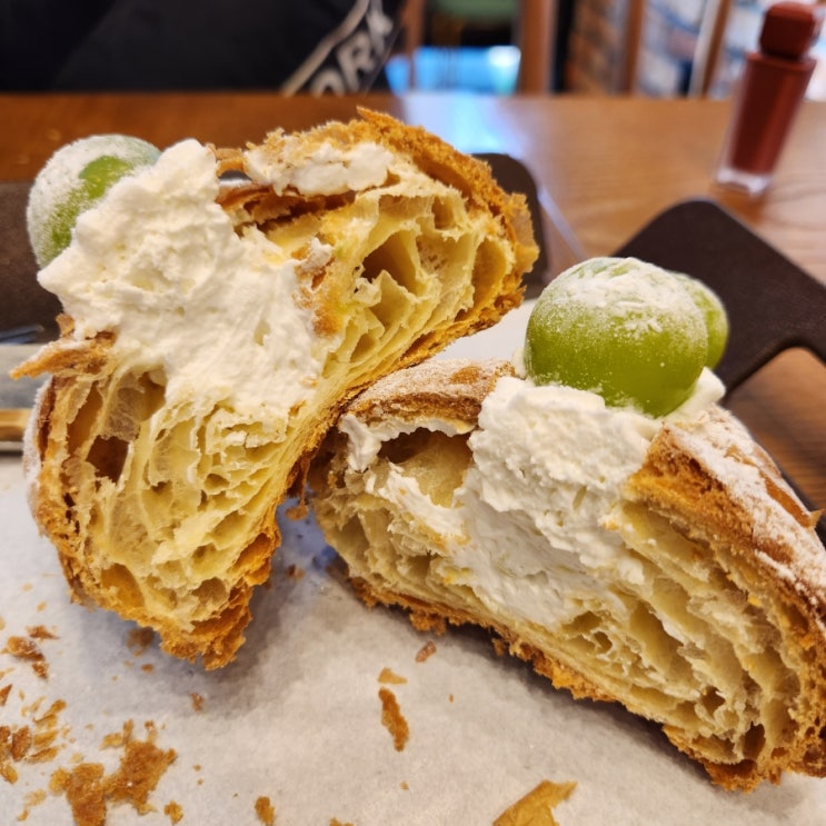 [문래동 카페] 시간을 들이다 양평역점 | 역대급으로 촉촉바삭한 크로와상 맛집(갈릭 크로와상, 샤인머스켓 크로와상) : 네이버 블로그