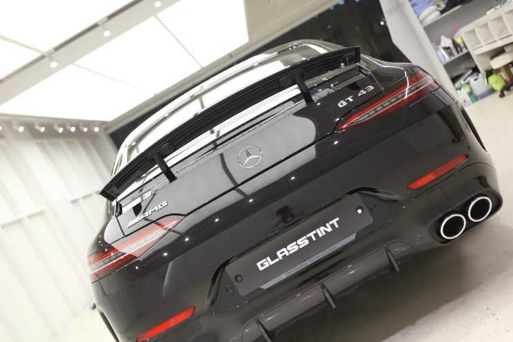 실제로 봐야 그 진가를 알 수 있는 벤츠 Amg Gt43 4도어 썬팅 글라스틴트 슈어x 틴팅으로 올 블랙의 매력 완성