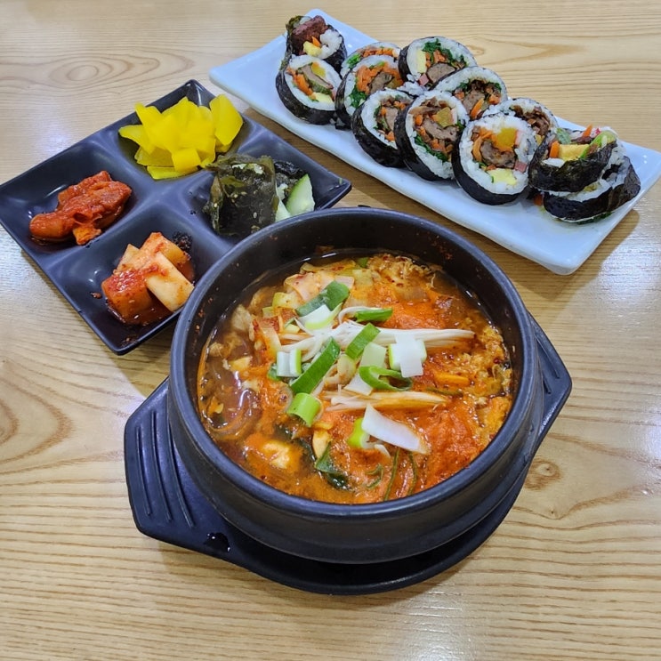 광주 쌍촌동 분식맛집 손수김밥 반찬 매일 색다르고 정성스럽게 잘나오고 메뉴들도 맛있고 양도많고 푸짐하고