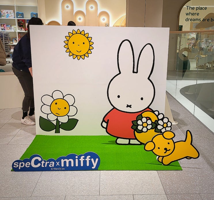 아트매니아플러스 동탄롯데백화점 스펙트라 미피팝업스토어 · 종이백월 · 허니컴보드 · Pop · 제작물 · 실사출력