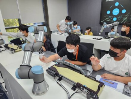 유니버설 로봇, 초등학생 대상 협동로봇 눈높이 교육 개최 : 네이버 블로그