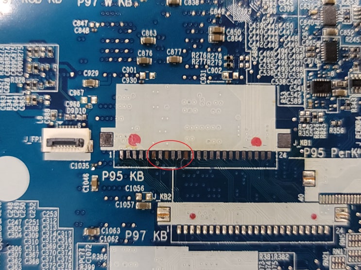 한성컴퓨터의 노트북 리페어서비스를 소개합니다 10 Pcb 패턴 끊어짐으로 인한 키보드 커넥터 파손 및 부분key 입력불량