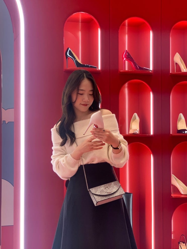 명품 구두 브랜드 크리스찬 루부탱 더현대 서울 팝업스토어 방문기 네이버 블로그