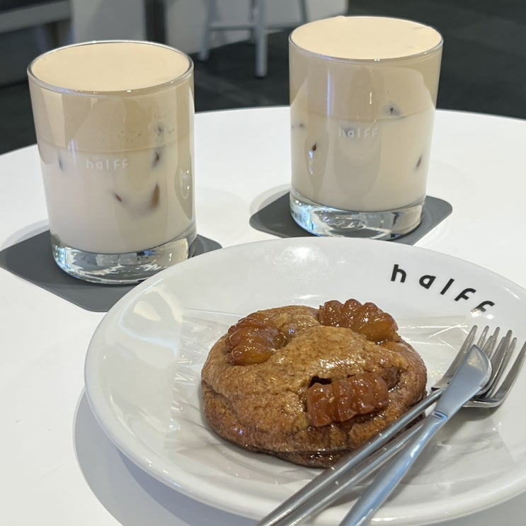 영등포 카페 | 하프커피 halff coffee 신세계백화점 타임스퀘어점 버터크림라떼, 약과 르뱅쿠키 : 네이버 블로그