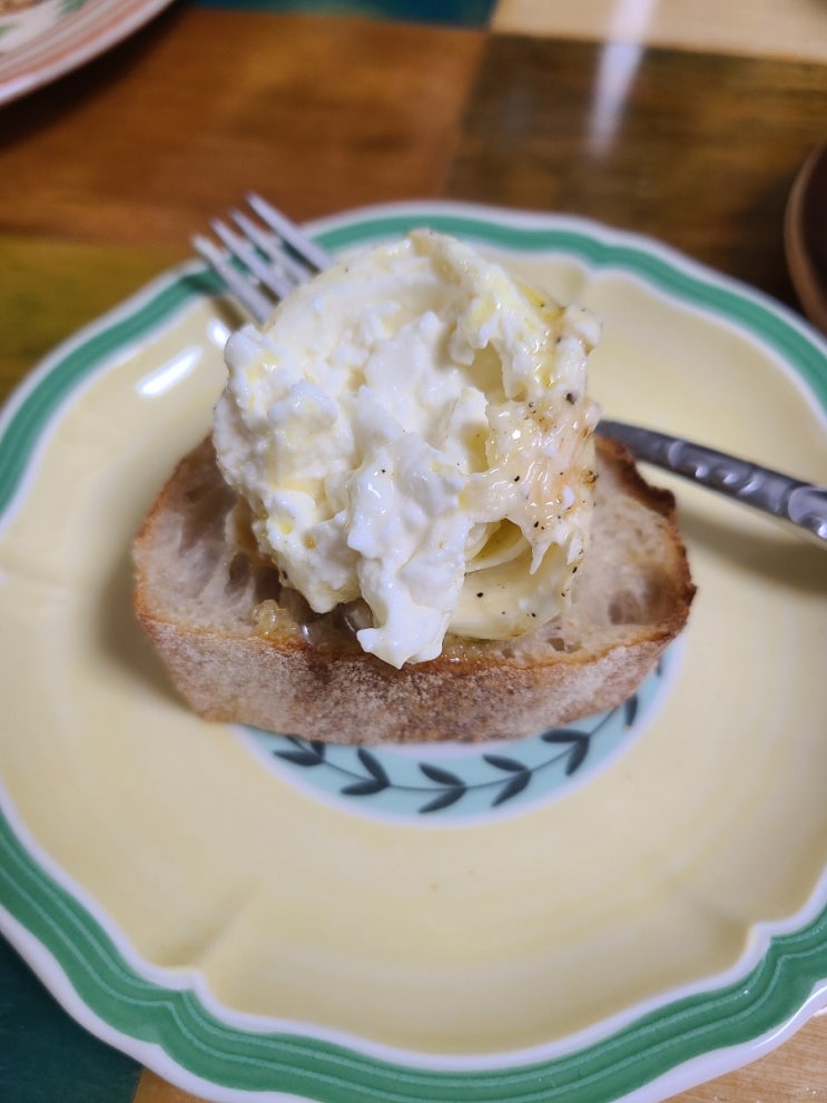 주간밥상 빵상 - 부라타 치즈 천연발효빵 바게트 냉이무침 치아바타 김치볶음밥 봄동전골 시래기비빔밥 나물비빔밥 딸기 미역국 ...