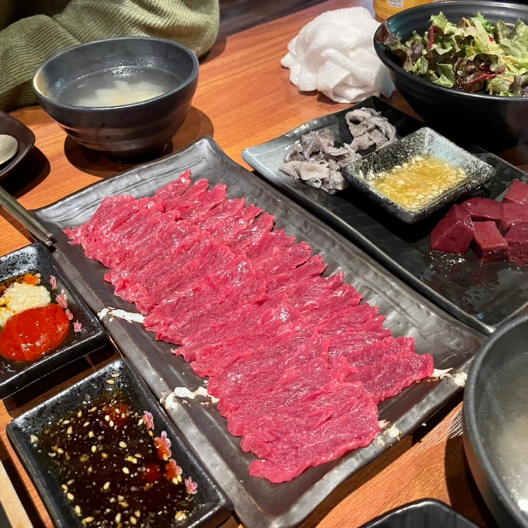 장산역 술집 육회말 투아웃 해운대점 쫄깃한 육사시미와 육회 전문점 네이버 블로그