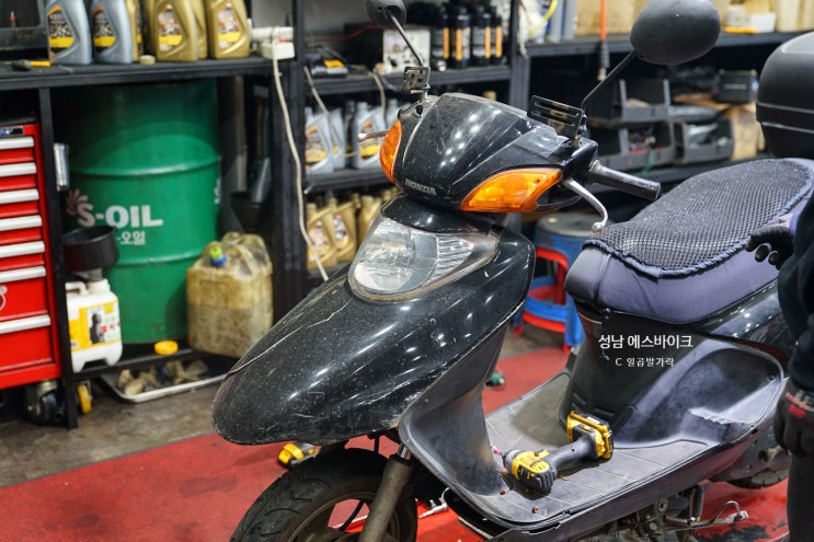 혼다 SCR100 오토바이 무선 충전 거치대 하이제논 시공 : 네이버 블로그