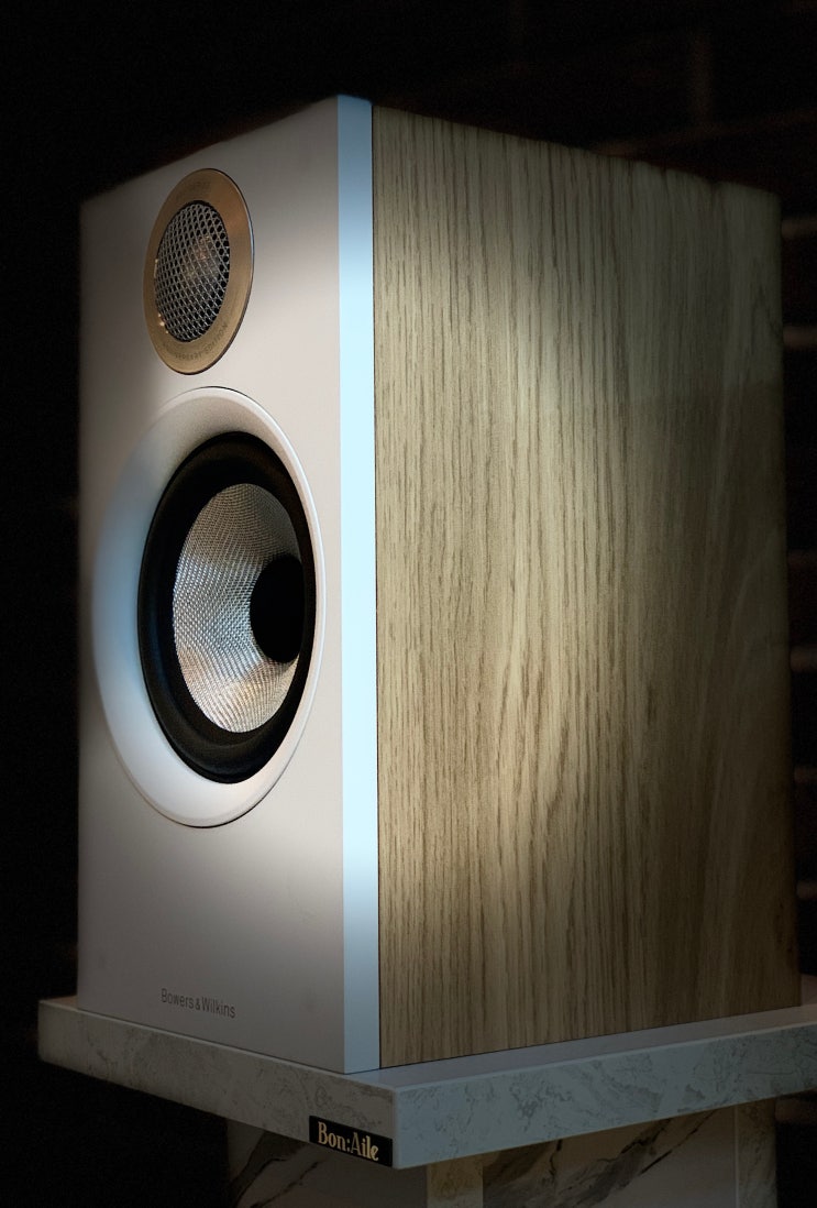 거실에 있어도, 방안에 있어도, 보는 멋과 듣는 즐거움을 주는 Bowers & Wilkins 2채널 스피커를 소개합니다 ...