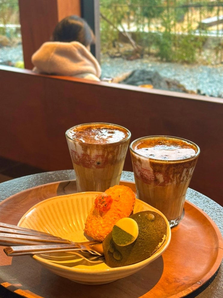 강릉 여행 강릉 카페추천 툇마루 흑임자커피 맛있어서 또 방문~ 통창뷰라 비오는날에도 분위기 좋아웨이팅주차마들렌