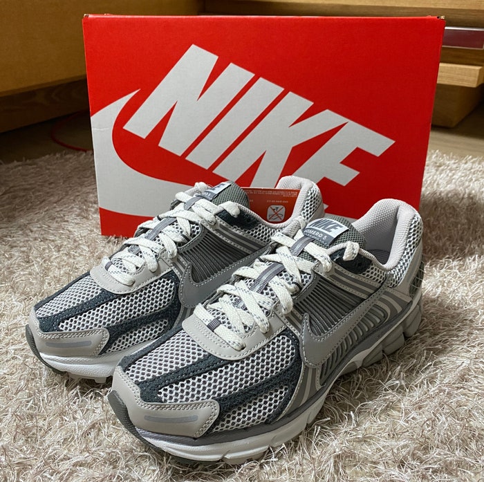 나이키 줌보메로5 프리미엄 라이트 아이언 오어 앤 플랫 퓨터 - Nike ZoomVomero5 PRM Light Iron Ore ...
