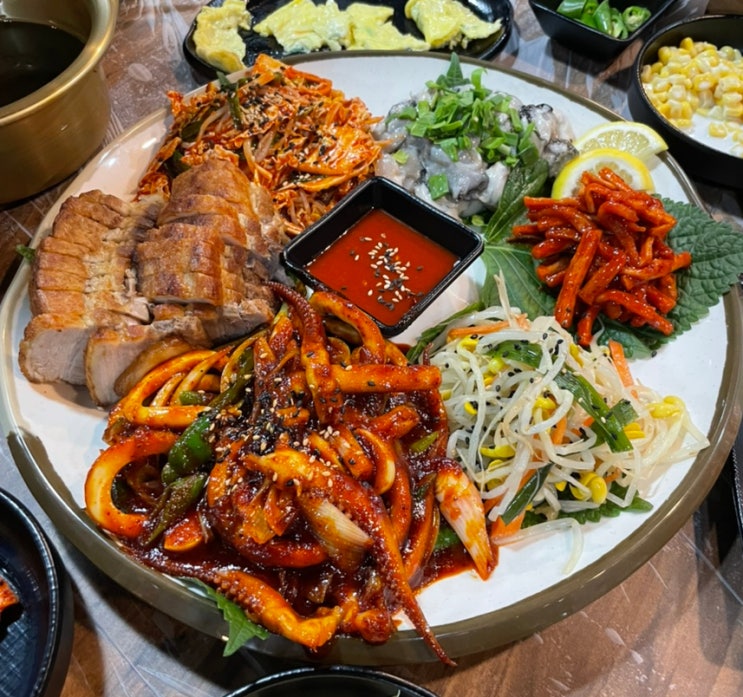 오징어볶음이 더해진 굴보쌈을 만날 수 있는 목포 최가네 먹거리 네이버 블로그