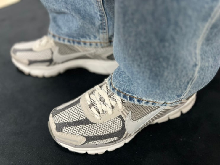 나이키 줌 보매로 5프리미엄 라이트 아이언 오어 앤 플랫 퓨터 Nike ZoomVomero5 PRM Light Iron Ore ...