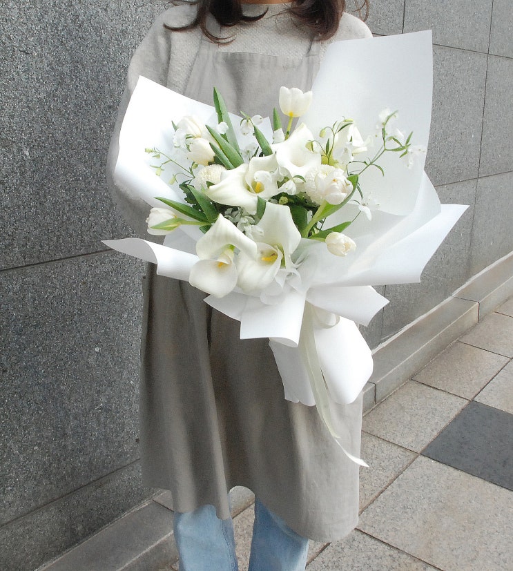 올화이트 카라와 튤립 꽃다발 모던 시크 세련된 꽃다발 꽃말 예쁜 꽃 축하 꽃다발 꽃선물 기념일 꽃다발 생일 꽃다발