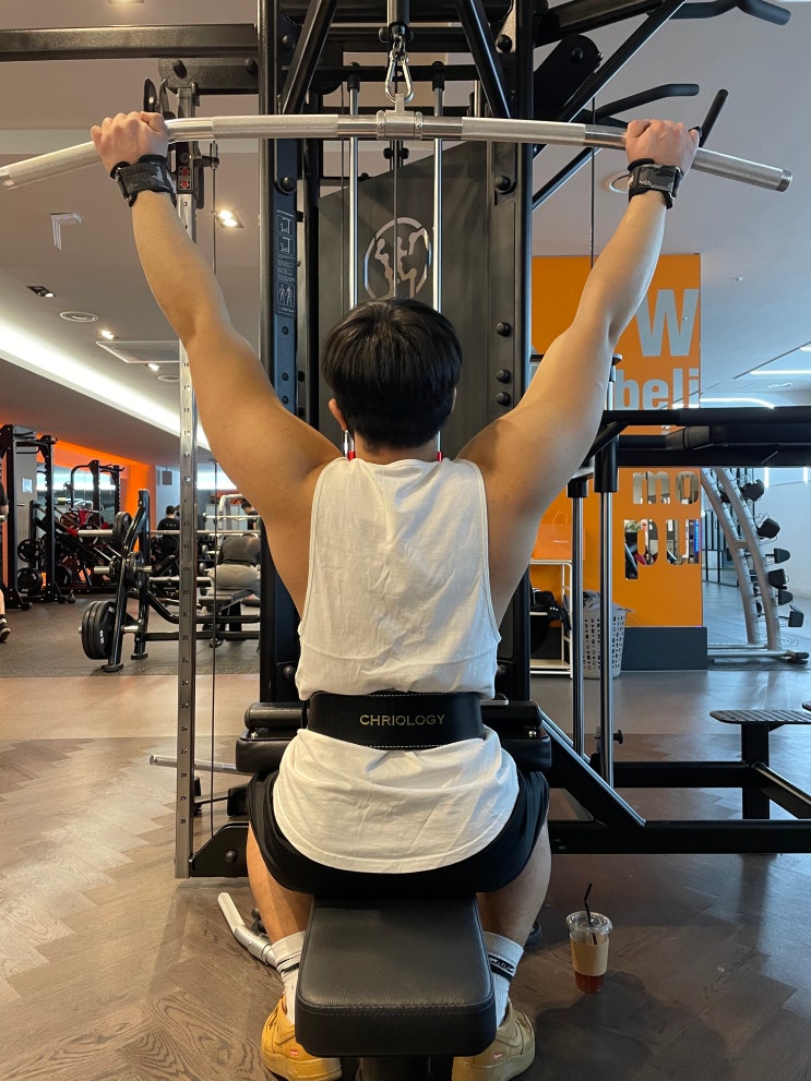 합정헬스장 스포짐서교점에서 라운드 숄더에 특약 랫 풀 다운 운동에 대해 같이 알아보아요 네이버 블로그