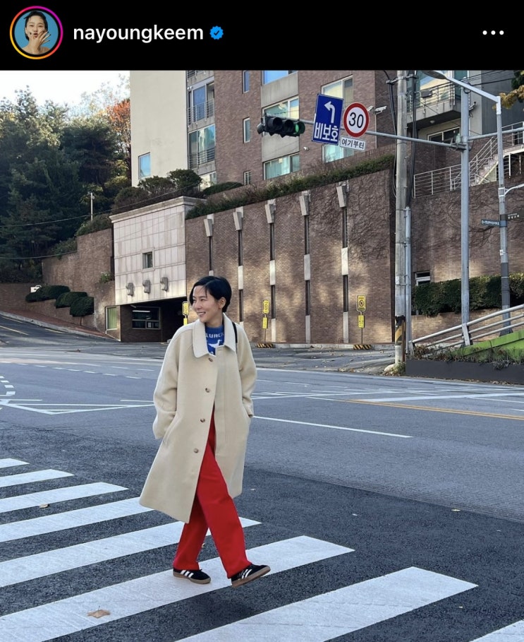 김나영 2023 트렌드컬러 비바마젠타 활용법 및 아디다스 삼바 멀버리 알렉사백 미니 네이버 블로그