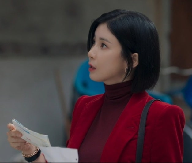 대행사 8회 이보영 패션 레드자켓과 매칭한 크로스 블랙가방은 톰포드 네이버 블로그