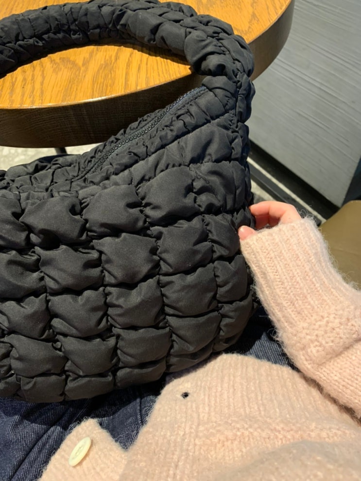 Cos 퀄티드 미니백 블랙 구름백 코스 가방 구매 후기 현대백화점 무역센터점 코스 퀄티드 미니백 마이크로
