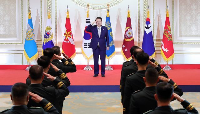 윤석열 대통령 준장 진급자 47명 삼정검 수여 : 네이버 블로그