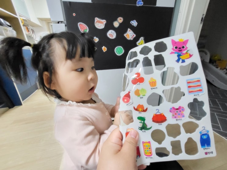 육아용품 13개월아기 육아는 템빨 핑크퐁스티커북으로 소근육발달놀이 네이버 블로그