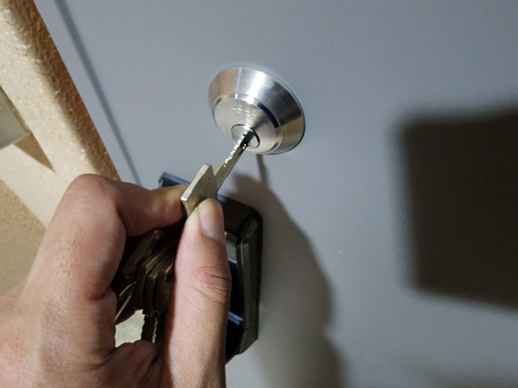 안전한 수입 현관 보조키 압구정동 열쇠 잠금장치 출장설치 : 네이버 블로그