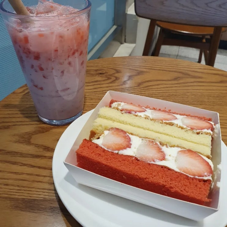 스타벅스 봄 딸기 라떼 And 봄 딸기 카스텔라 샌드 먹어봤어요 네이버 블로그