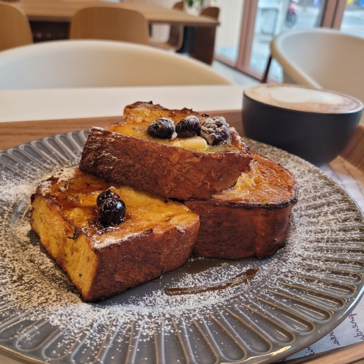 힛더스팟 베이커리 에이트 가산 브런치 맛집 베리 프랜치 토스트 라떼 소금빵 무화과 파운드 네이버 블로그