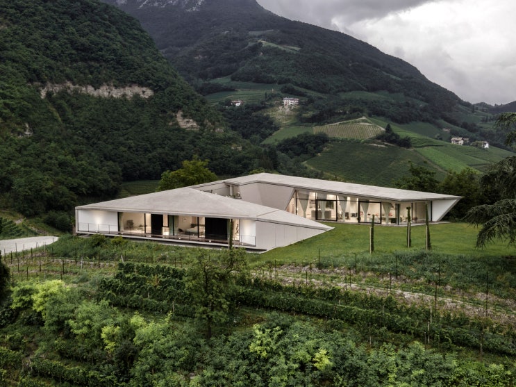 땅에 뿌리박은 와인 생산자 가족의 집, Kastelaz Hof House by Peter Pichler Architecture ...