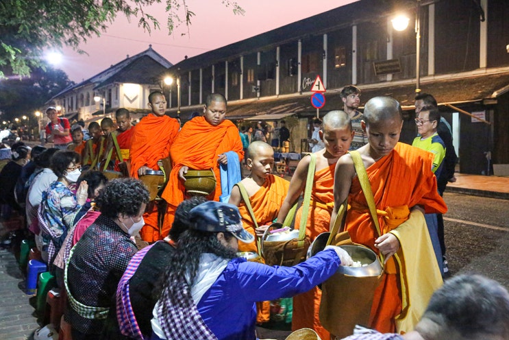 라오스 루앙프라방 탁발공양과 새벽시장구경 : 네이버 블로그